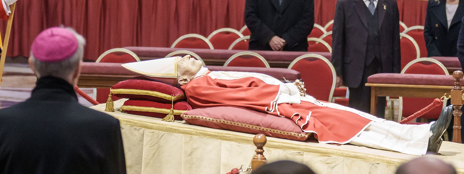 Gestorbener Papst Benedikt XVI. im Petersdom aufgebahrt
