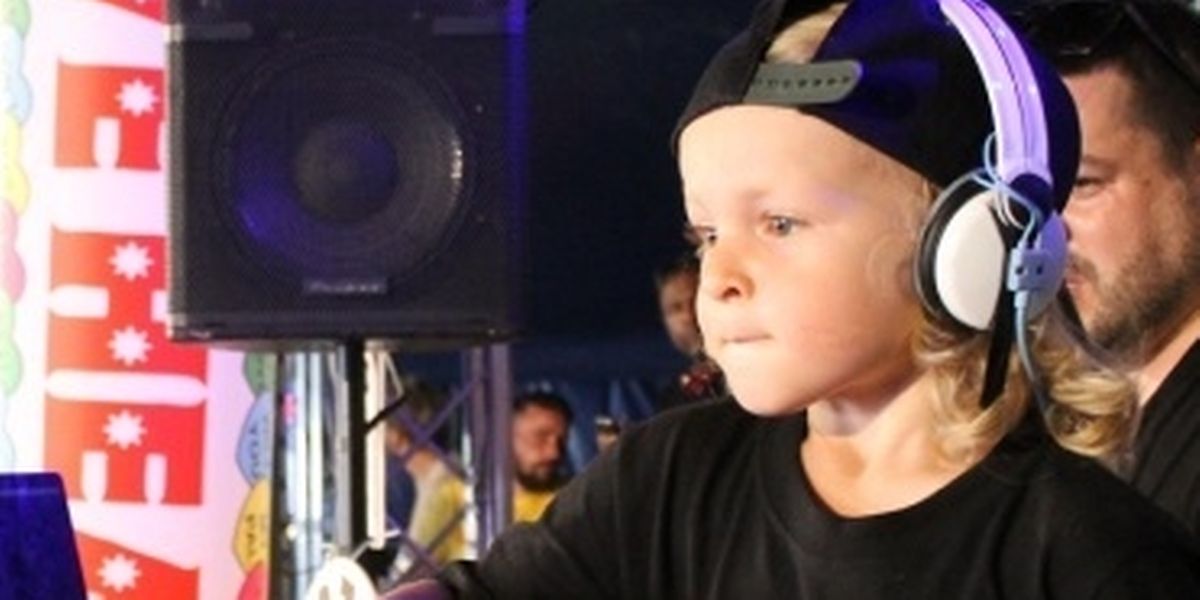 Menino de quatro anos é o DJ mais novo do mundo. E já é famoso.